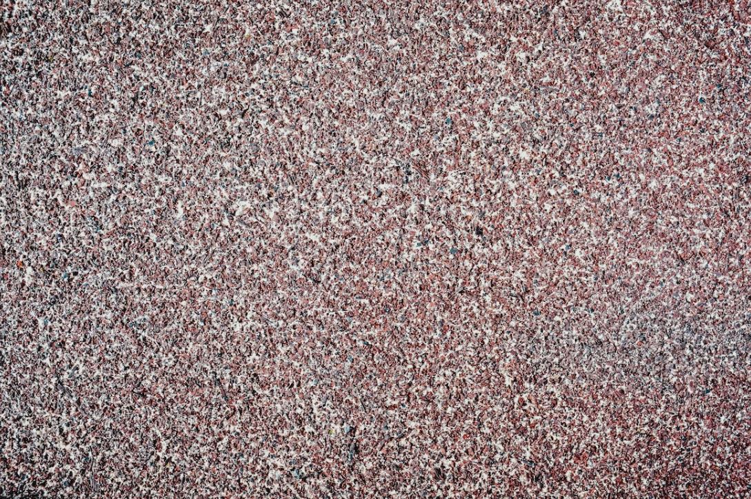 Moquette de pierre : avantage et inconvénient pour un revêtement de sol